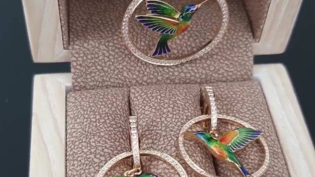 Комплект из драгоценных подвесок и сережек "Колибри" из золота и бриллиантами