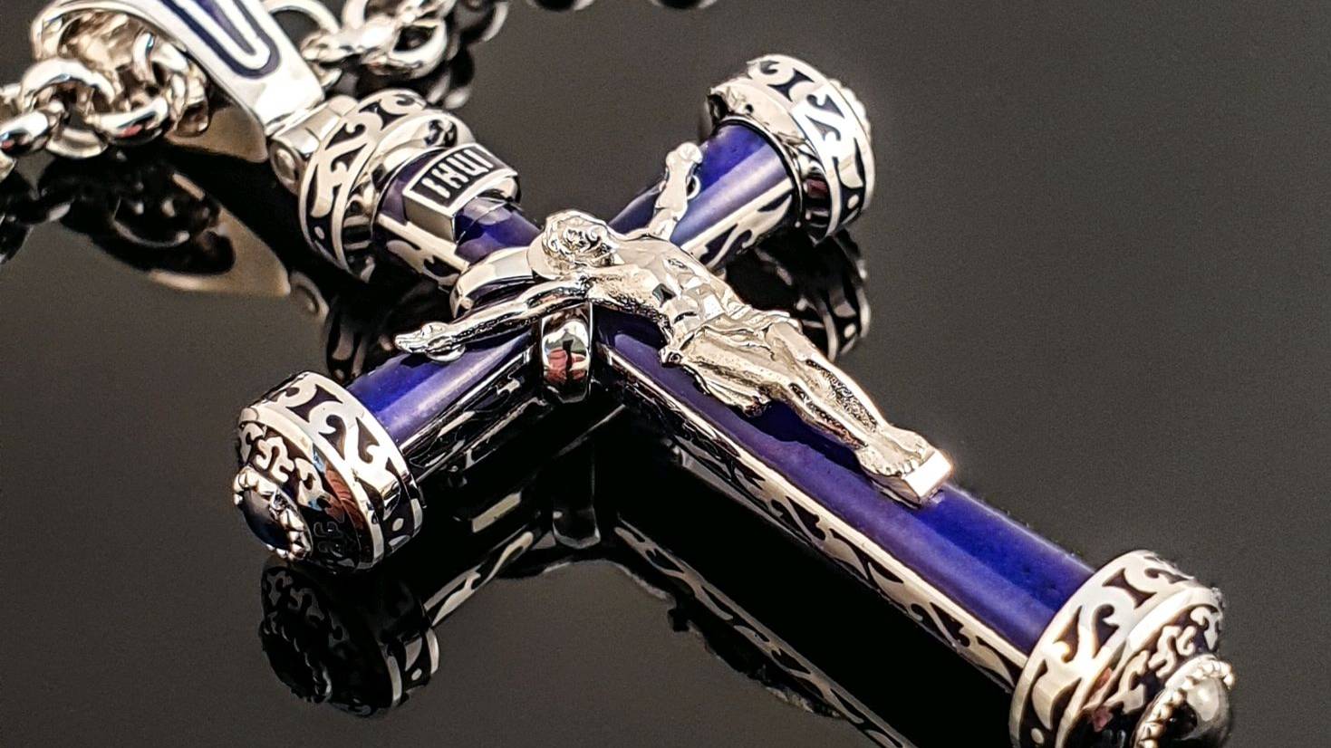 Нательный православный крест из белого золота с сапфирами