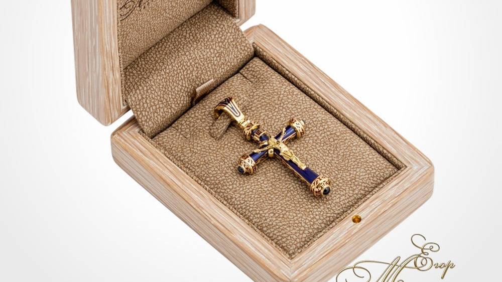 Нательный золотой крест каплевидной формы с сапфирами
