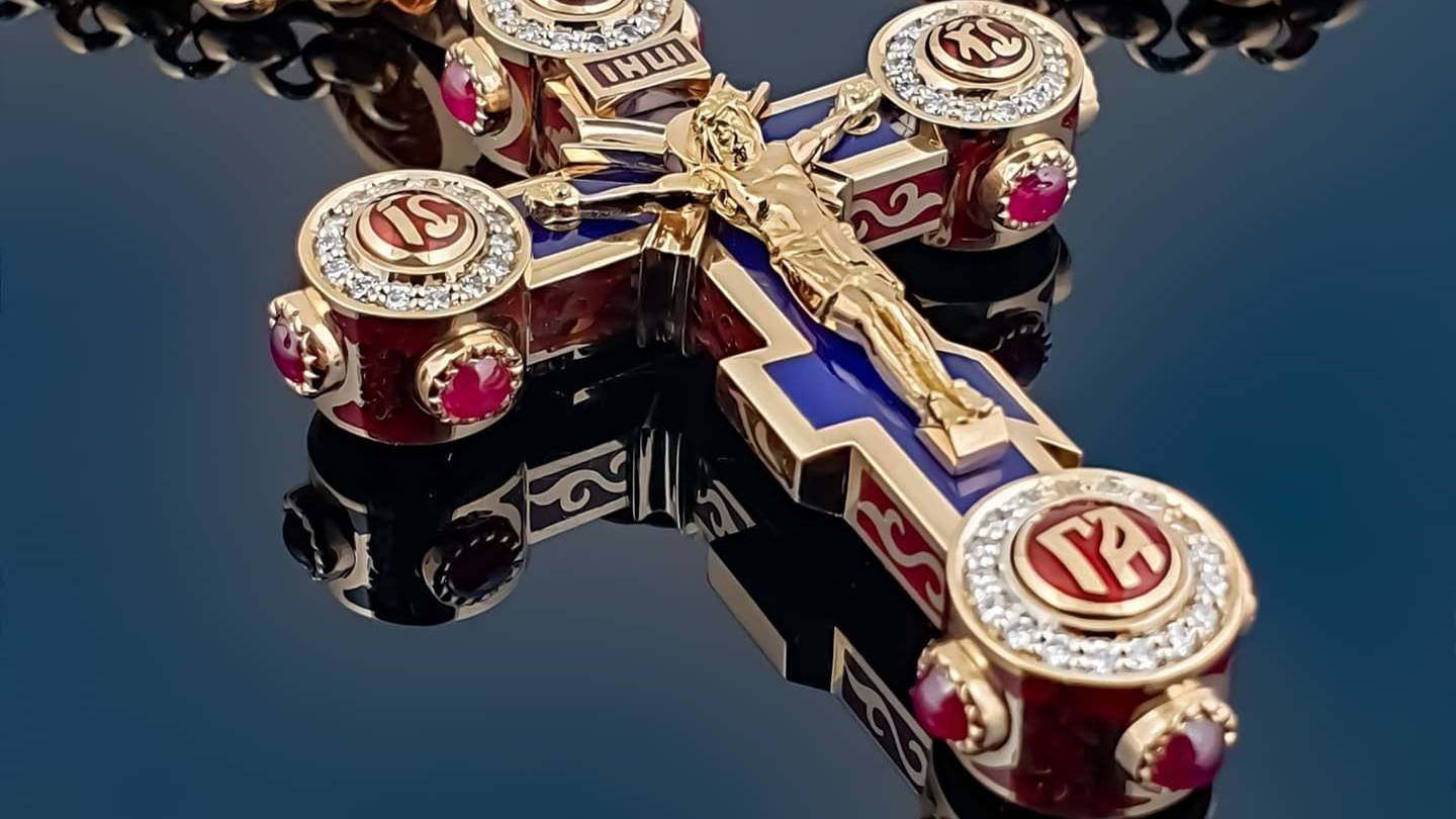 Православный русский нательный крест из золота синего цвета с бриллиантами и рубинами