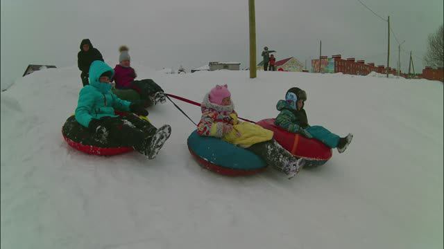 Детишки на тюбингах