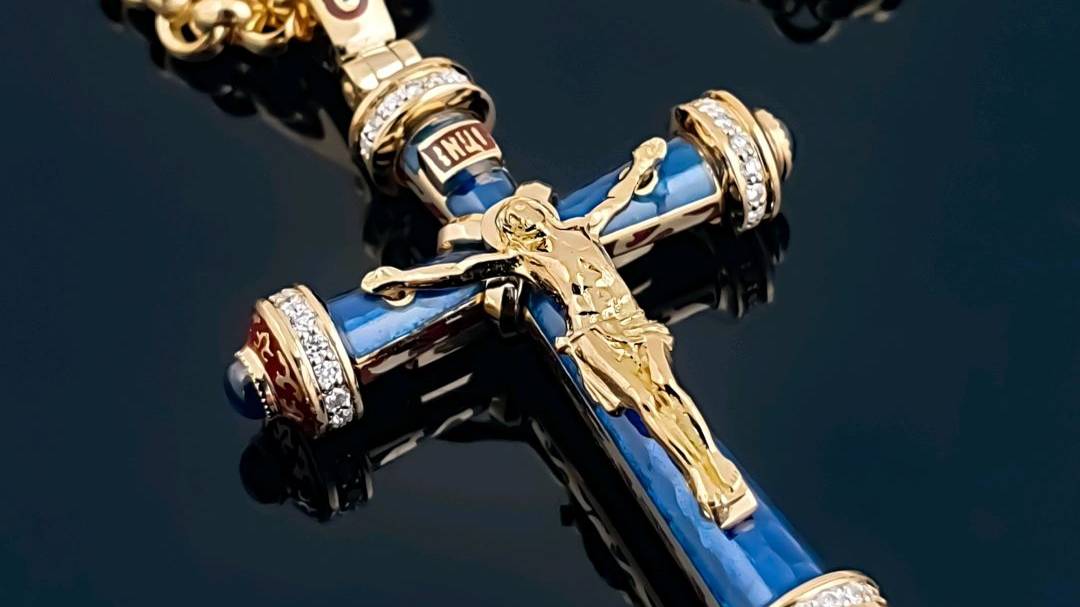 Золотой нательный крест с синей эмалью, бриллиантами и сапфирами