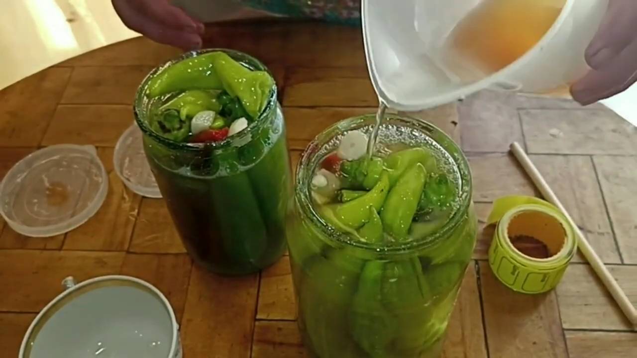 Острый маринованный перец на зиму без стерилизации, два способа заготовки