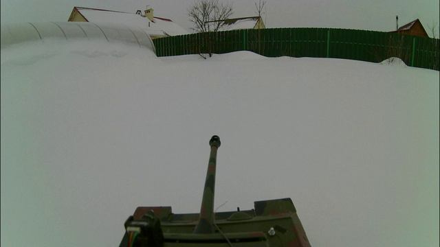 Танк-игрушка в зимнем огороде.