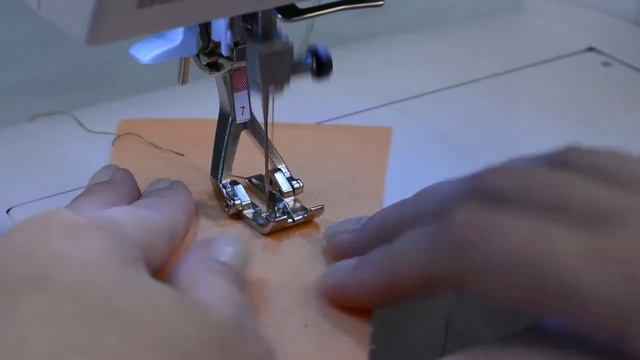 Как сделать лохматый декор на ткани с помощью лапки для бахромы