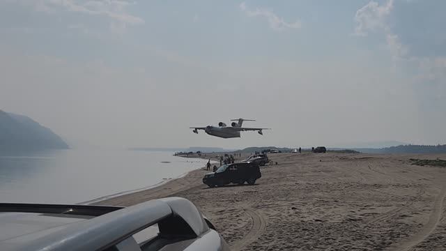 Самозаправка водой с реки самолётом Бе-200 для тушения лесного пожара 20240816.