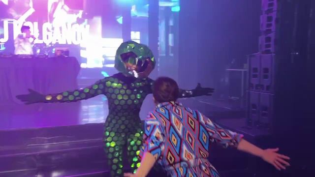 Зеркальные змеи — шоу для праздников в Москве | Заказать по телефону 8(977)777-28-84