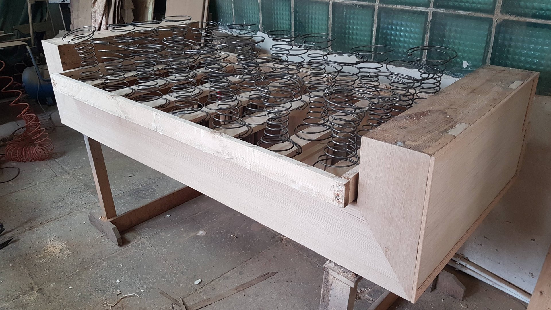 Реставрация ″сталинского″ дивана мастеров СССР с некоторой модификацией конструкции. Часть 4.