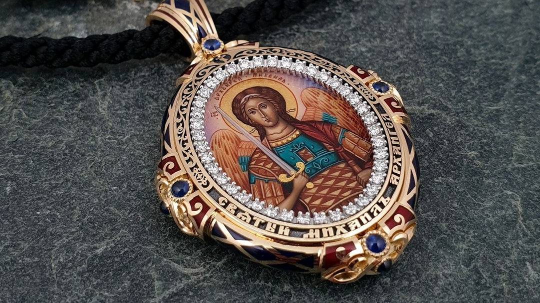 Нательная золотая подвеска с образами Архангела Михаила и Казанской Божией Матери