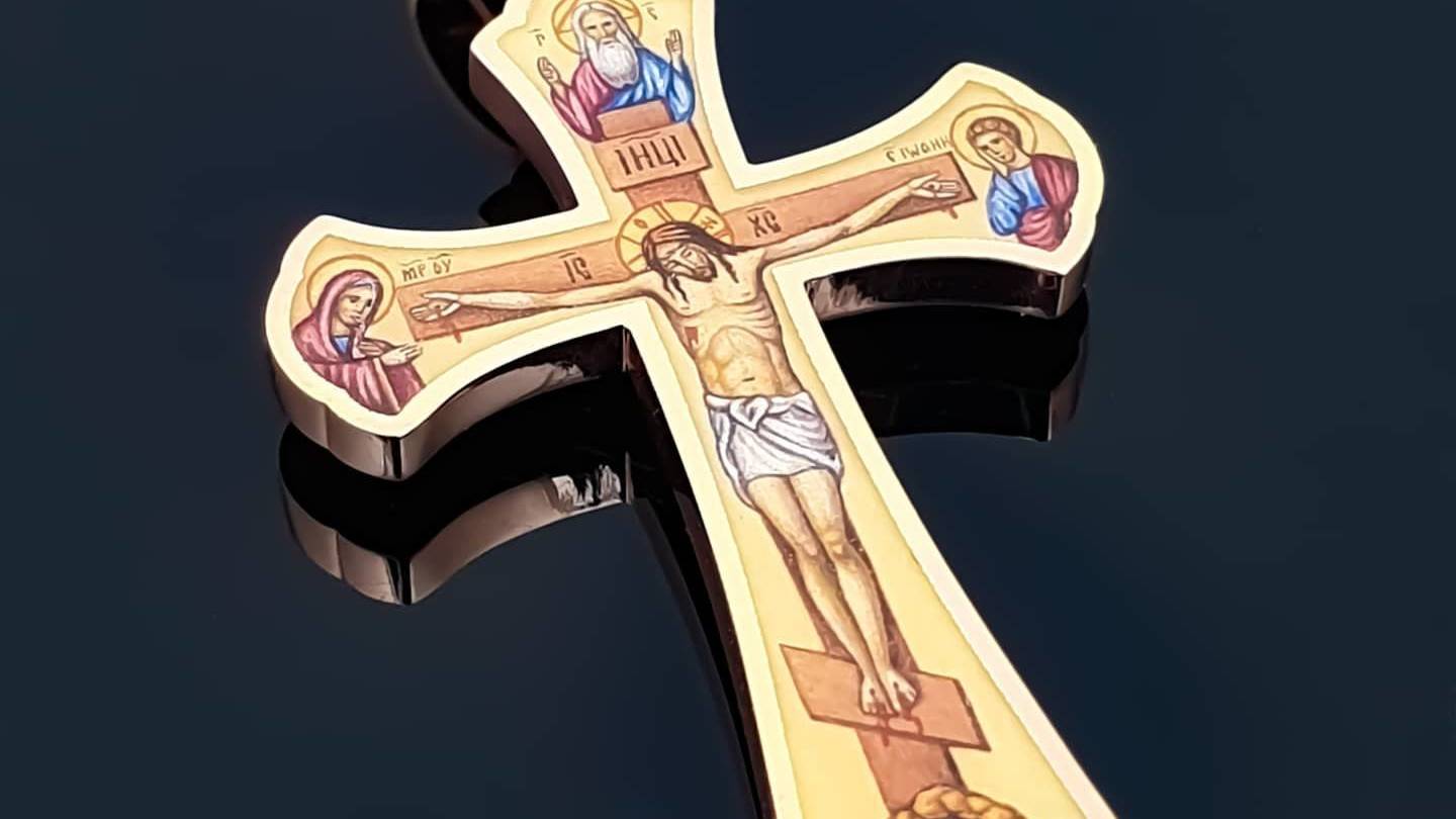 Нательный золотой православный крест с художественной росписью по эмали