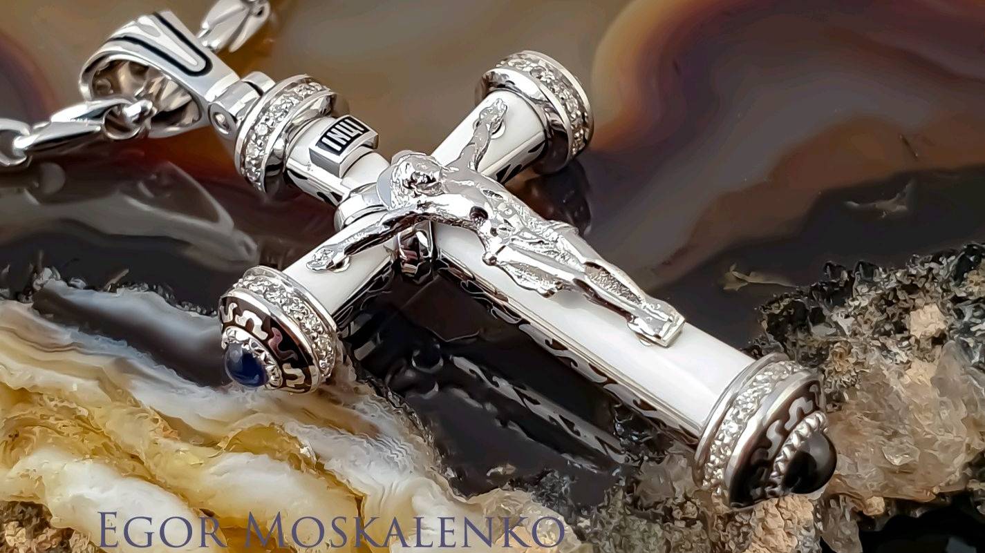 Нательный белый золотой крест с бриллиантами и сапфирами