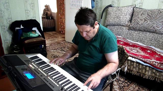 Сыграл на первом стиле своя мелодия one