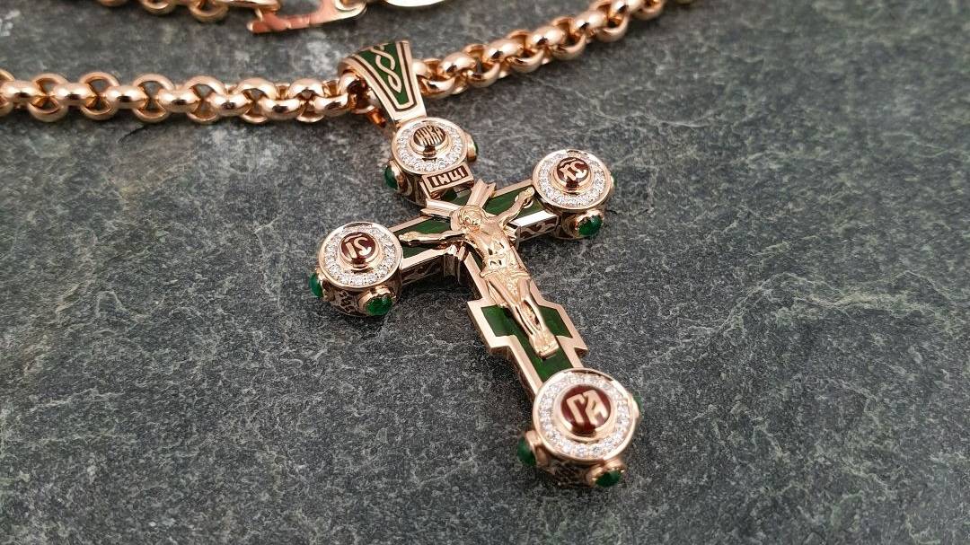 Православный золотой крест, украшенный бриллиантами и изумрудами