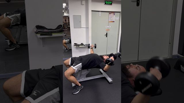 Сведение гантелей лежа