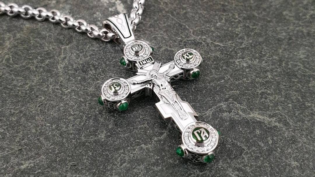 Русский православный нательный крест белого цвета с бриллиантами и изумрудами