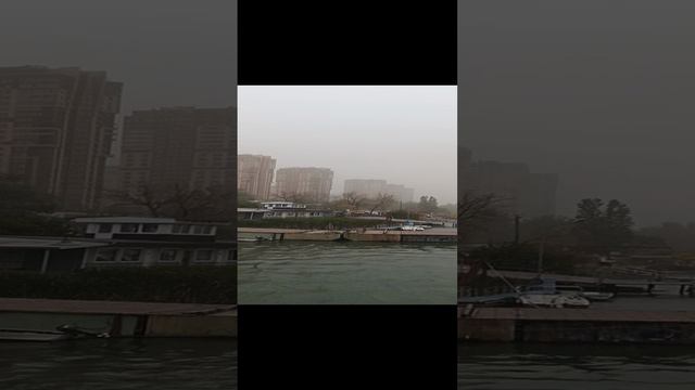 Пыльная буря такая сильная что даже солнца не видно.