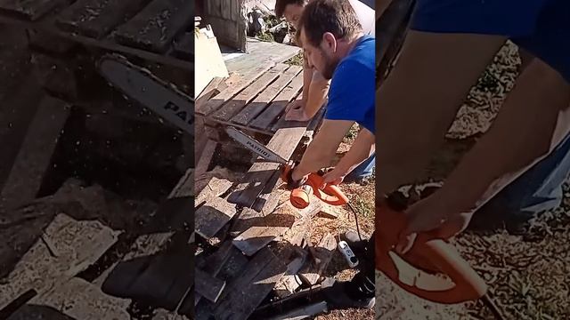 Снос ветхого сарая.