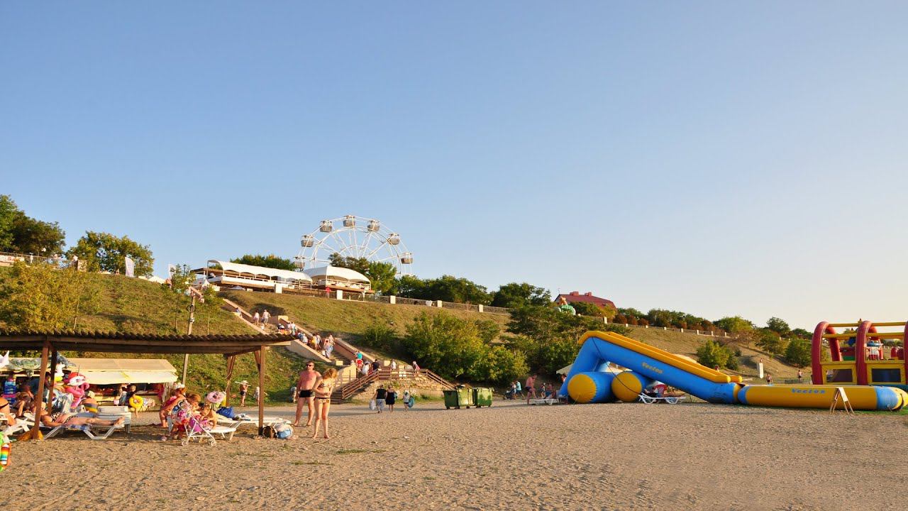 Ейск: Приморская набережная и пляж Каменка вечером.