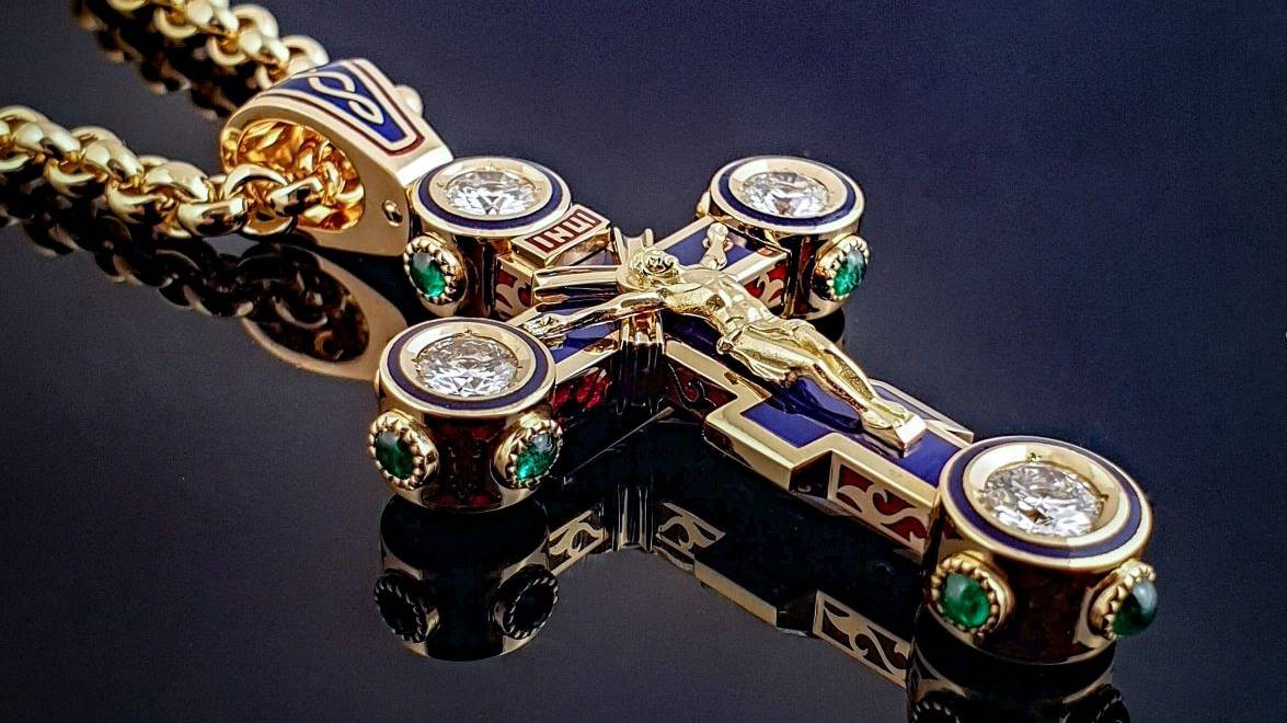 Эксклюзивный русский нательный крест из золота украшенный драгоценными камнями