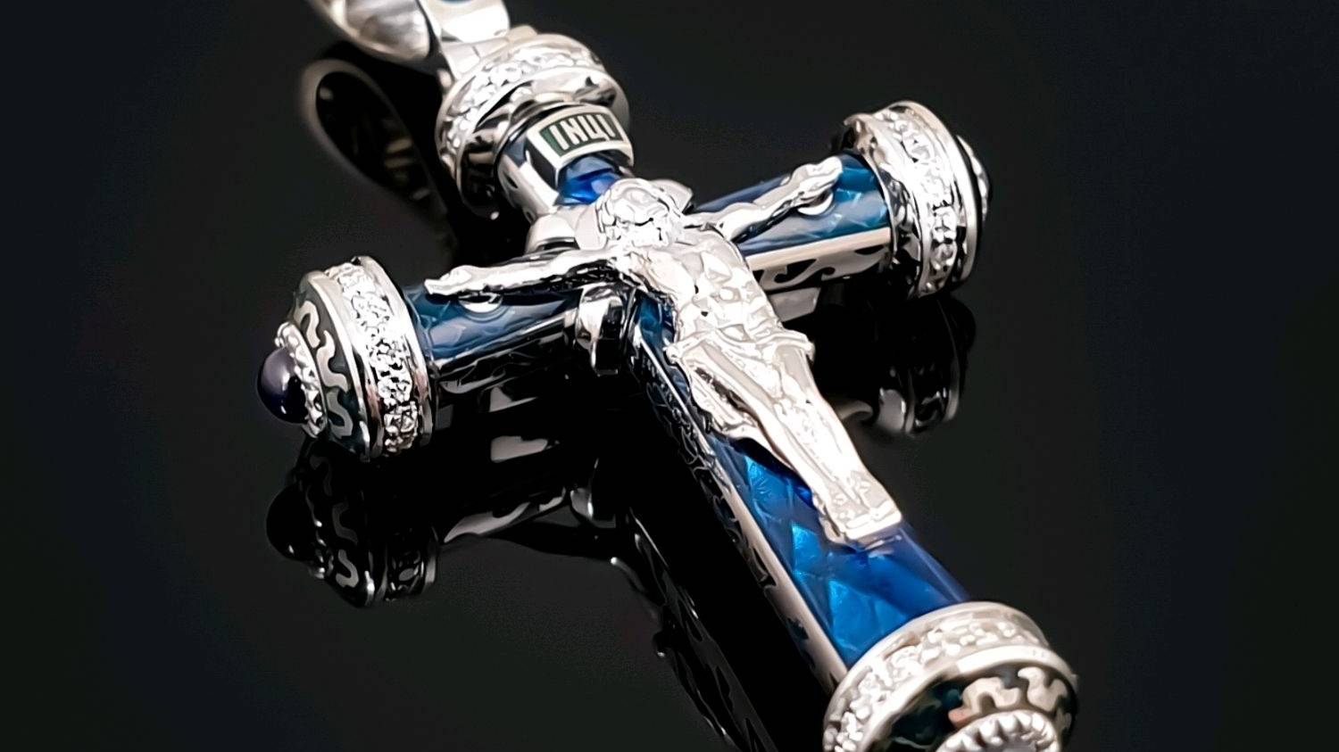 Нательный православный крест с бриллиантами и сапфирами