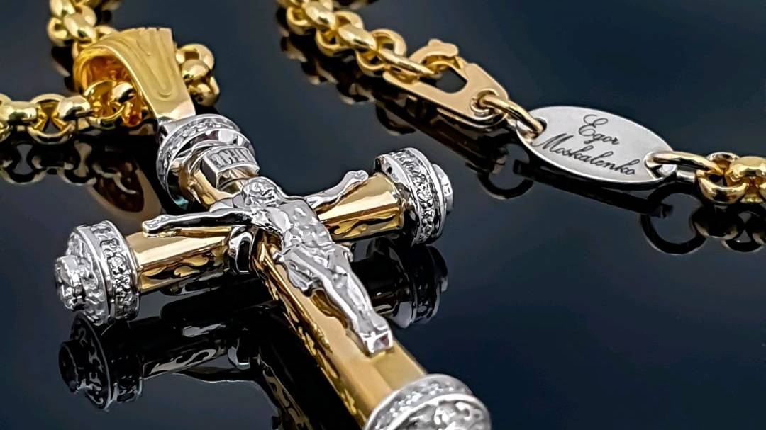 Нательный золотой крест каплевидной формы с бриллиантами