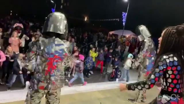 Выступление артистов на дне космонавтики в космических и инопланетных образах в Москве