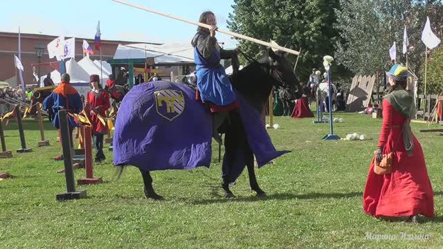Рыцари и русские витязи XIII века упражняются  на конях