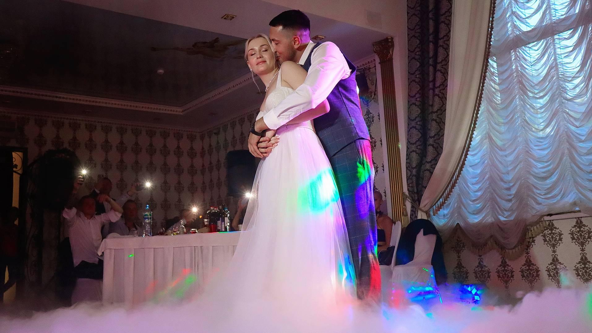 📌 Генератор тяжёлого дыма на свадьбу на первый танец молодых. Облако по ногам Лазерный свет