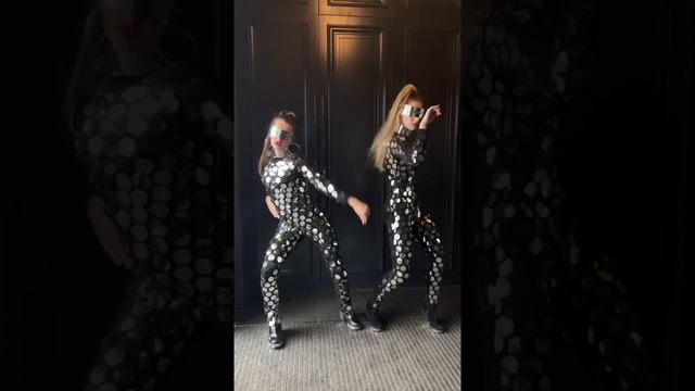 Аренда зеркальных костюмов в Москве — заказать по телефону 8(977)777-28-84