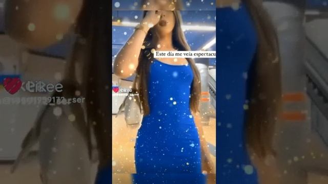 Модная,красивая девушка в модной одежде показывает свою красоту.