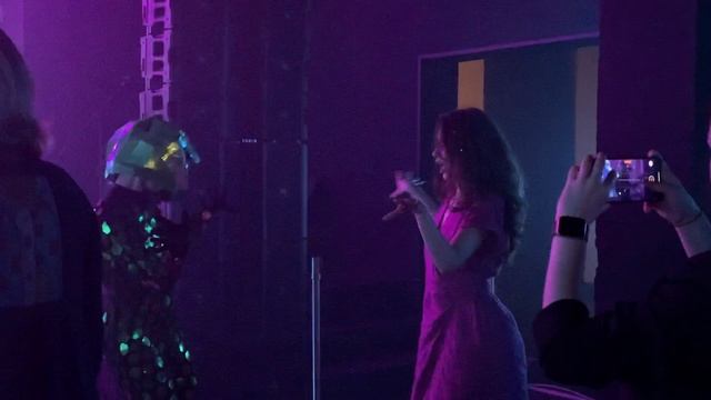 Шоу символа года: зеркальный человек в Москве — заказать по телефону 8(977)777-28-84