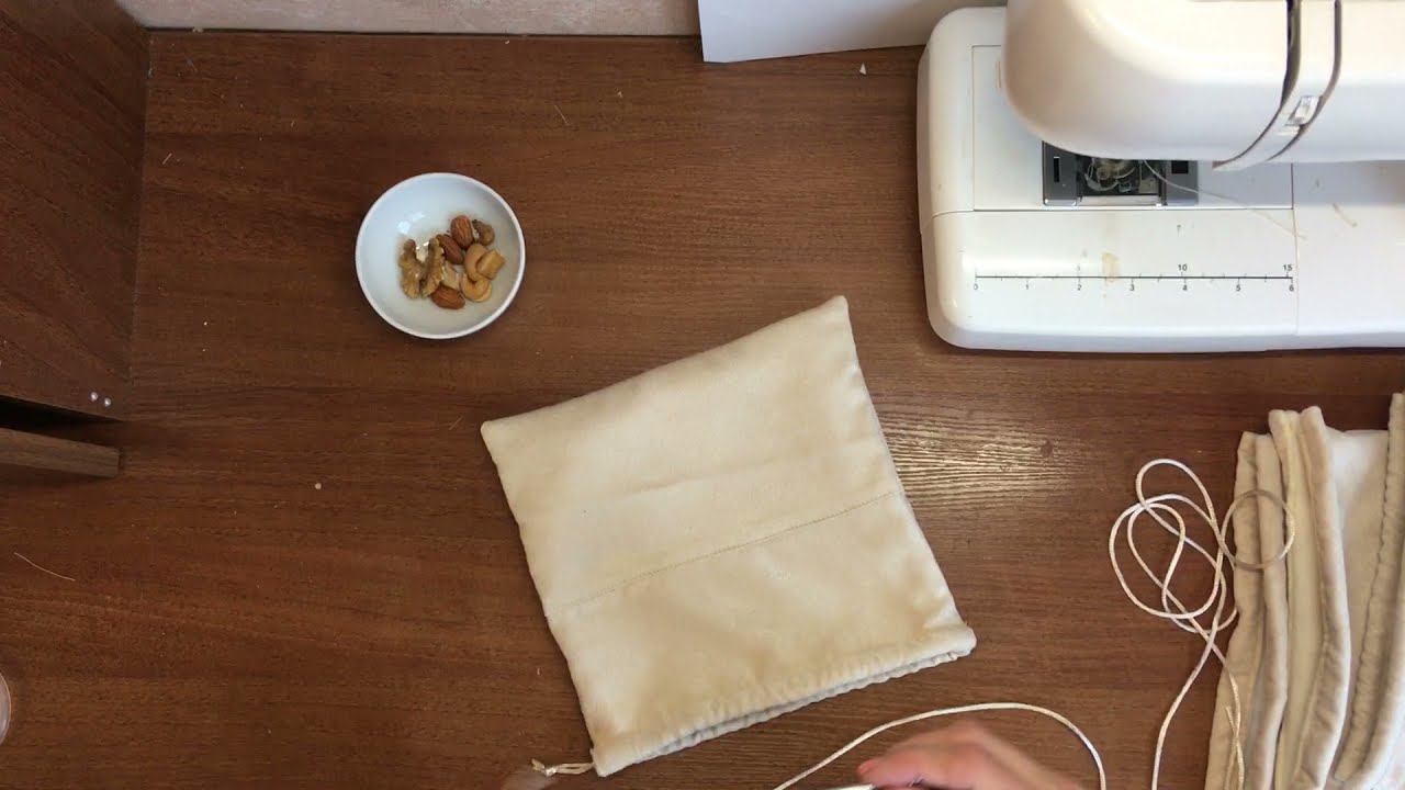 Удобный инструмент для вдевания шнурка и резинки