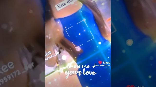 Красивая,модная девушка показывает всю свою красоту.