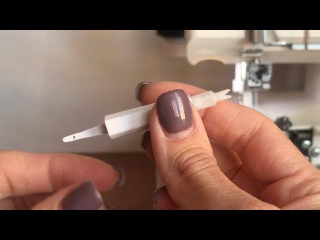 Это - иглодержатель и нитевдеватель, который часто лежит в бардачке швейной машинки.