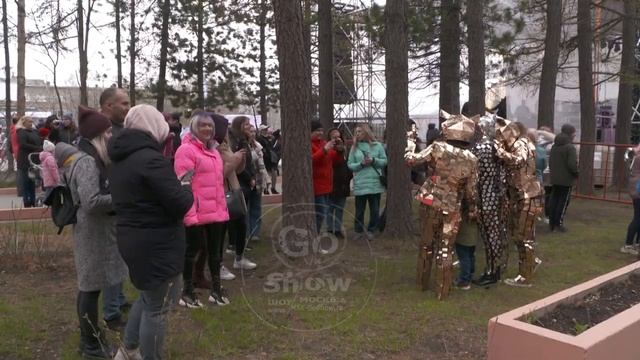 Зеркальные артисты для уличных выступлений в Москве — Заказать по телефону 8(977)777-28-84