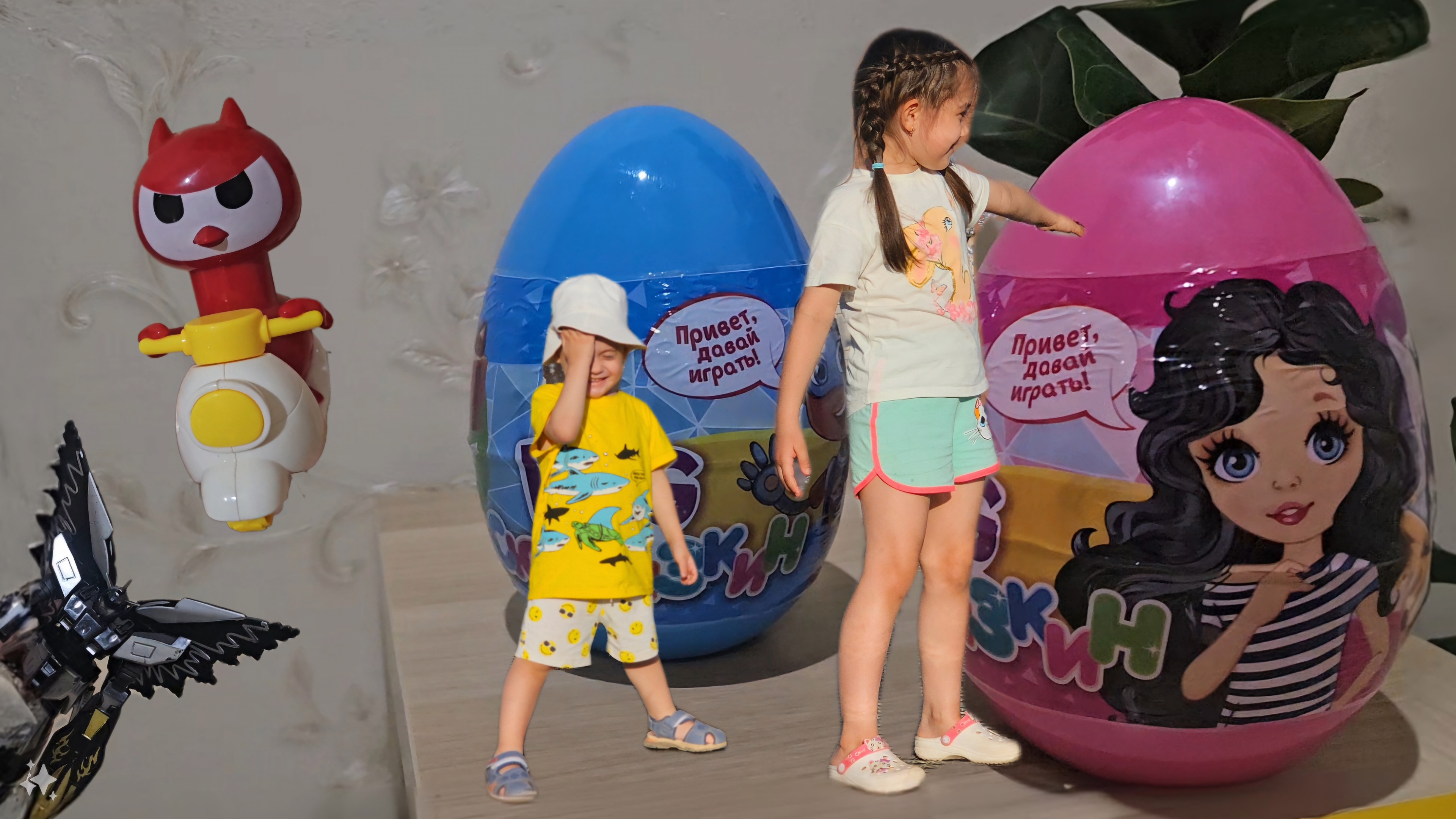 "Сюрприз внутри! Алиана и Камиль открывают яйцо!"