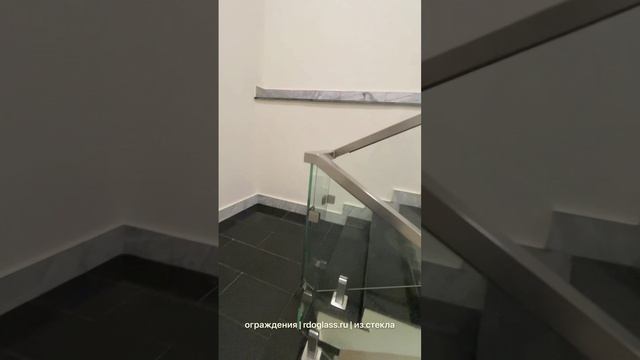 Стеклянные перила с поручнями из нержавеющей стали. #дизайнинтерьера #интерьер #стеклянная