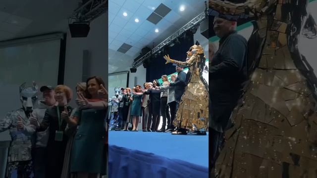 Зеркальные артисты в костюмах кошки и собаки на вашем празднике в Москве!