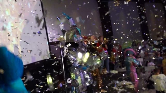 Бумажное и зеркальное шоу с конфетти на детский праздник в Москве — телефон 8(977)777-28-84