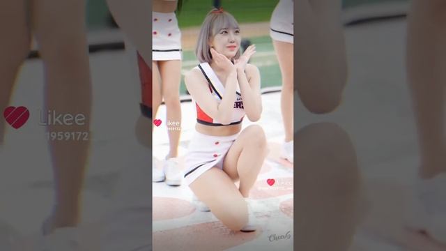 Танцующая девушка корейка.