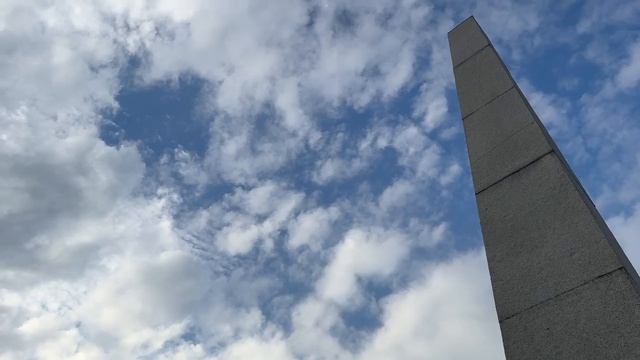 Нам дороги эти позабыть нельзя