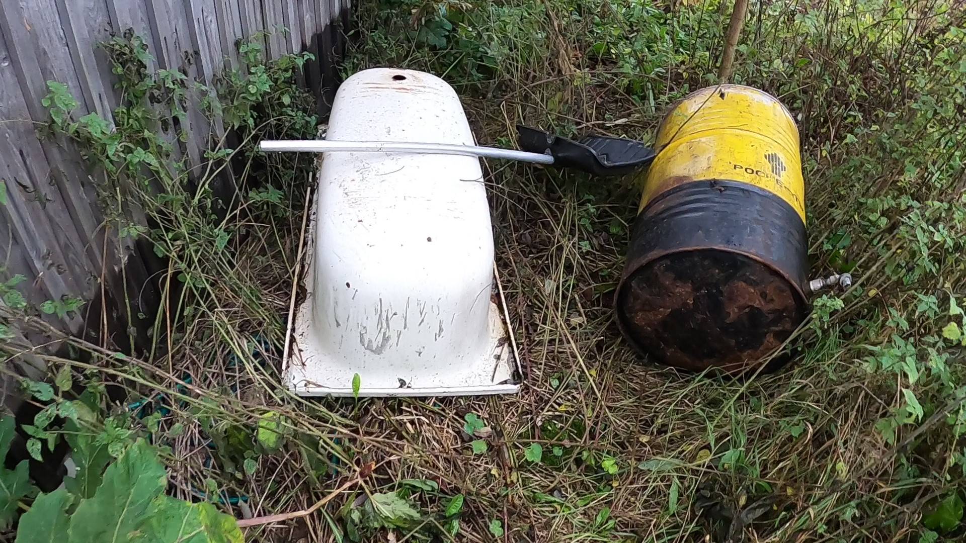 Ванна у сарайчика, литые ЖГЛЫГИ, МАСТУРЛЫГИ  ... коп металлолома