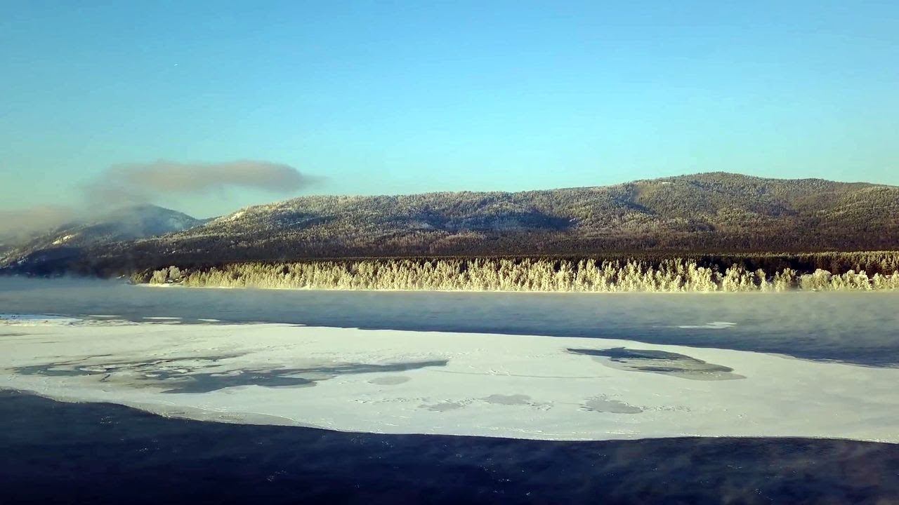 Парящий Енисей зимой. Горы и лес по дороге в Дивногорск