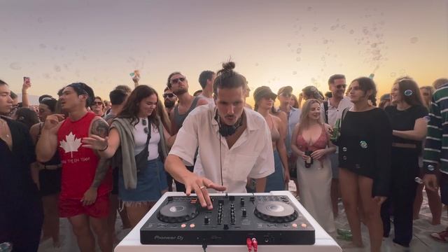 Играю Хаус музыку на пляже с людьми | playing house music on the beach until people dance