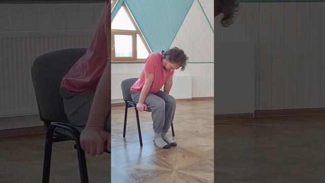 Простое упражнение, которое можно делать даже не вставая со стула #упражнение #здоровье #позвоночник