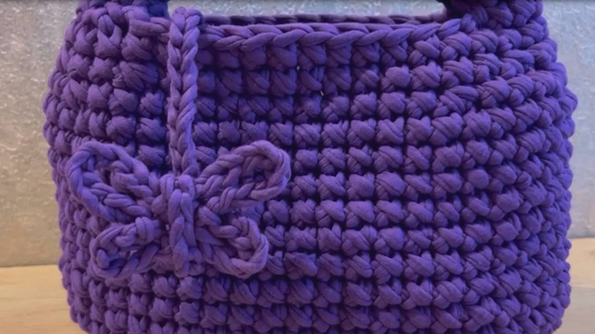 Бабочку на сумочку связала и на душе веселее стало