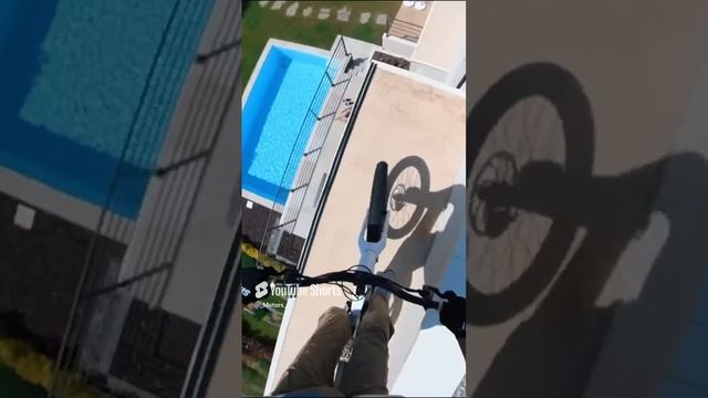 Полетел в бассейн #экстрим #прыжки #тренды #экстремальныйспорт#шорты