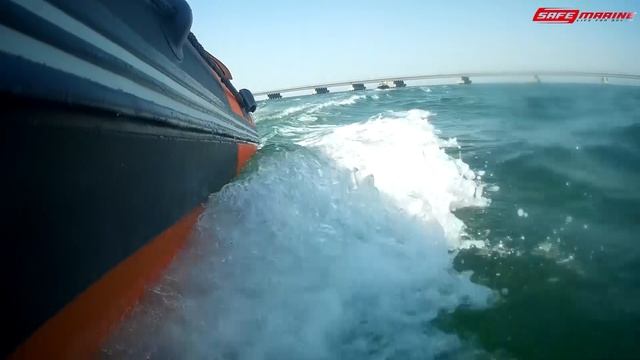 Бесконусная лодка Roger 380 SFERA на 15 л.с. на приморской волне