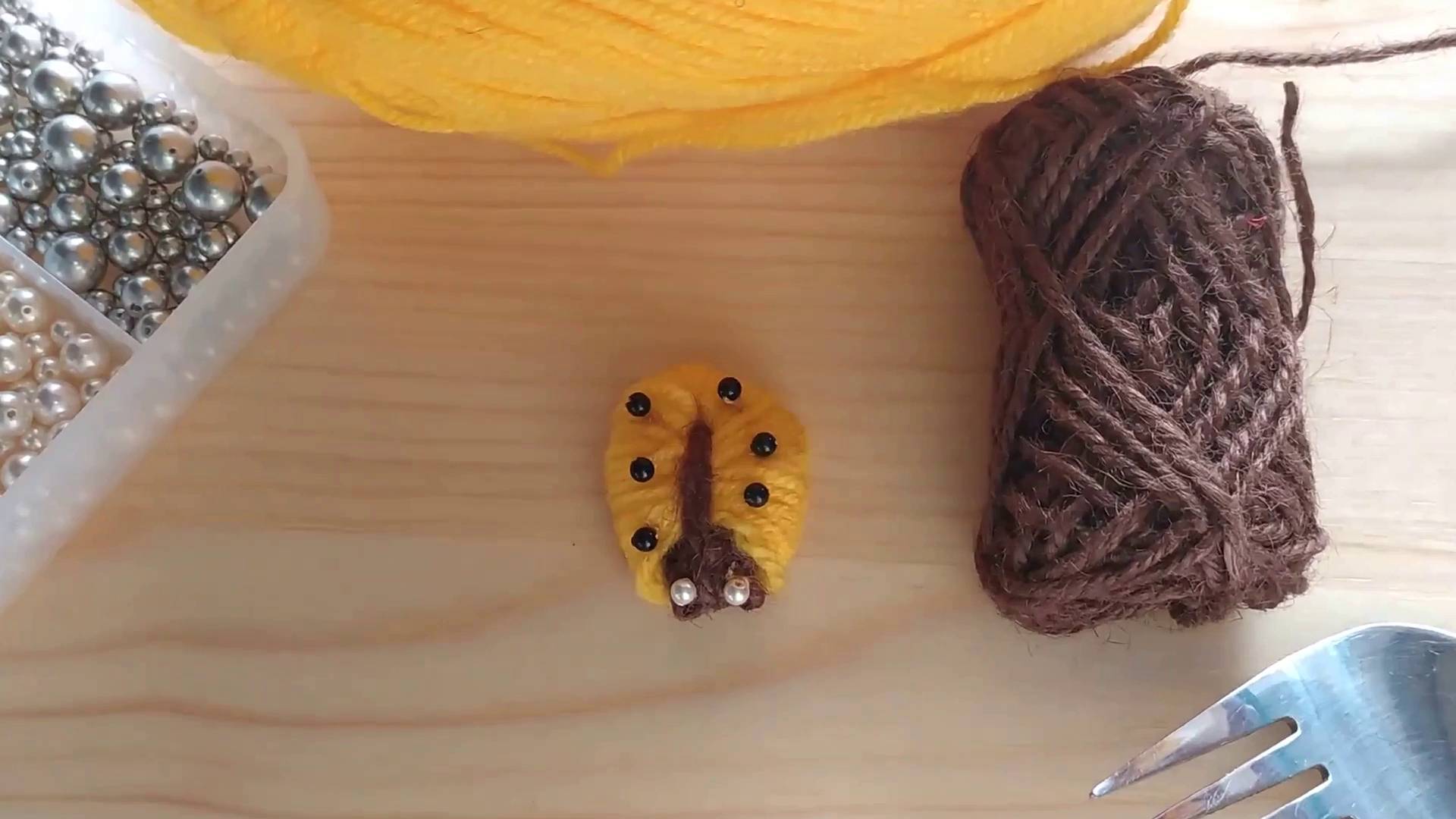 Жучок из пряжи. Легкие поделки