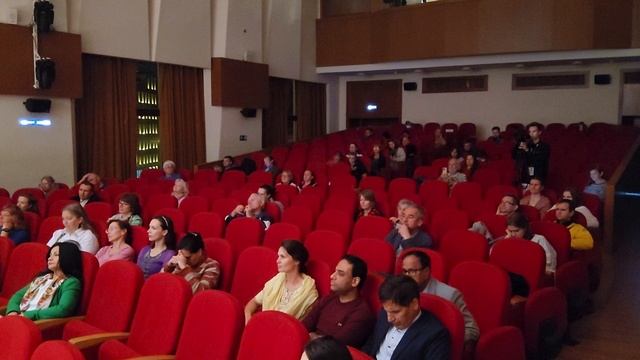 Оксана Собака в Иностранке рецитирует Бхартрихари на санскрите и русском (ч. 1, 2024)